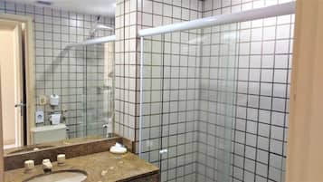 Quarto Standard, vista para o mar (Prédio Anexo) | Casa de banho | Um polibã, artigos de higiene pessoal grátis, um secador de cabelo