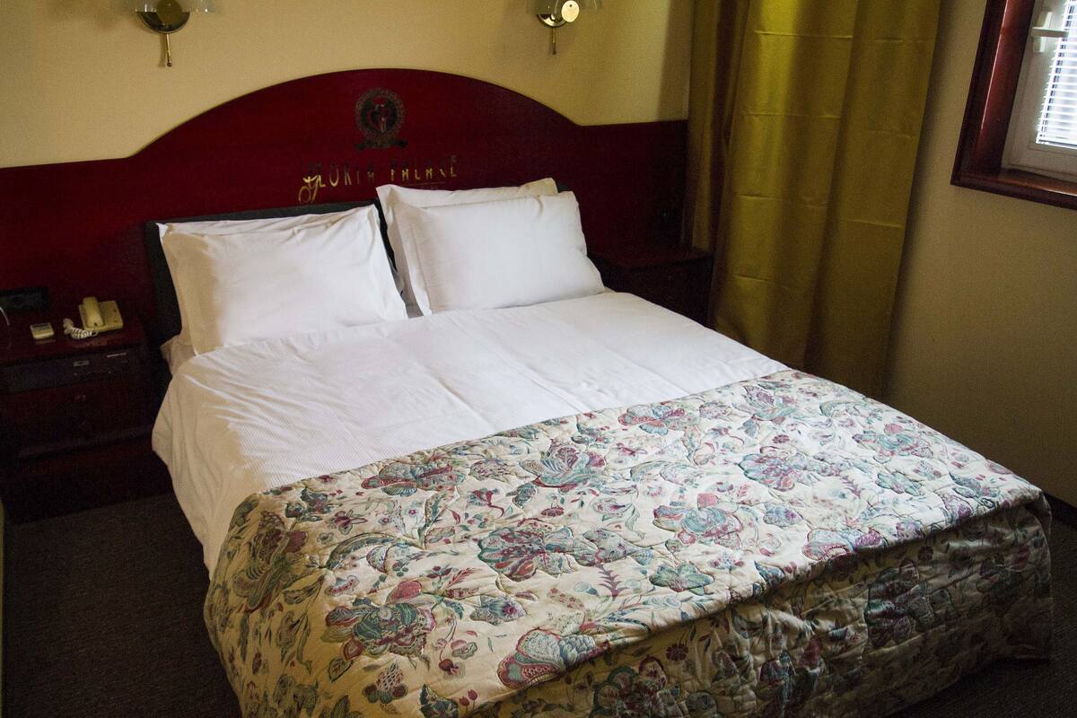 Minibar, cofre no quarto, secretária, quartos insonorizados 