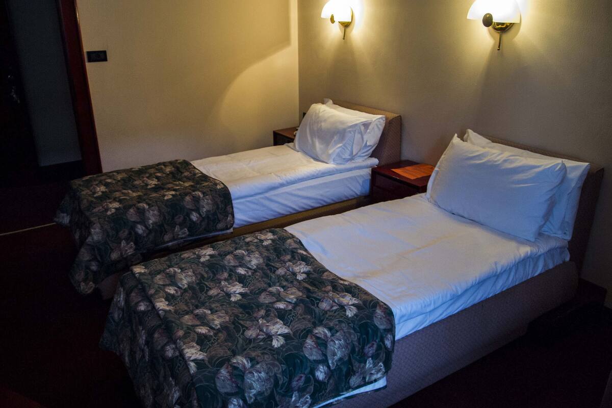 Minibar, cofre no quarto, secretária, quartos insonorizados 