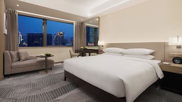 Quarto, 1 cama King (Club Access) | Frigobar, cofres nos quartos, escrivaninha, cortinas blackout