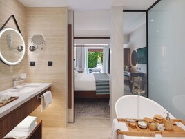 Suíte júnior, piscina particular (Fisherman's) | Banheiro | Produtos de toalete grátis, secador de cabelo, roupões de banho
