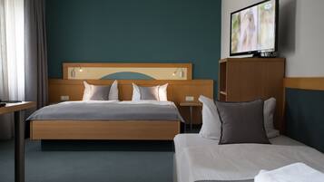 Quarto Triplo Superior | Roupa de alta qualidade, camas de colchão pillowtop, secretária