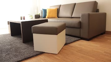 Apartamento Deluxe | Sala de estar | Televisor
