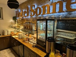 Café da manhã com pratos da culinária local grátis todos os dias