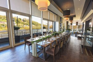 2 restaurantes, com serviço de almoço e jantar; culinária local