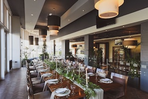 2 restaurantes: opção de almoço e jantar