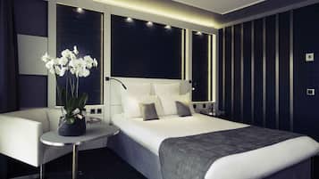 Quarto casal superior, 1 cama de casal | Roupas de cama antialérgicas, frigobar, cofres nos quartos, escrivaninha