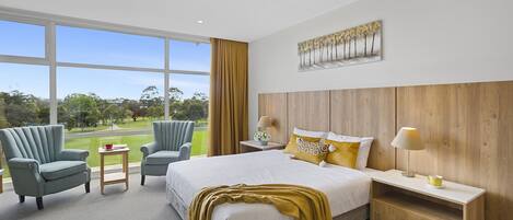 Quarto Individual Deluxe, 1 cama king-size, banheira de hidromassagem | Roupa de alta qualidade, secretária, cortinas/cortinados opacos