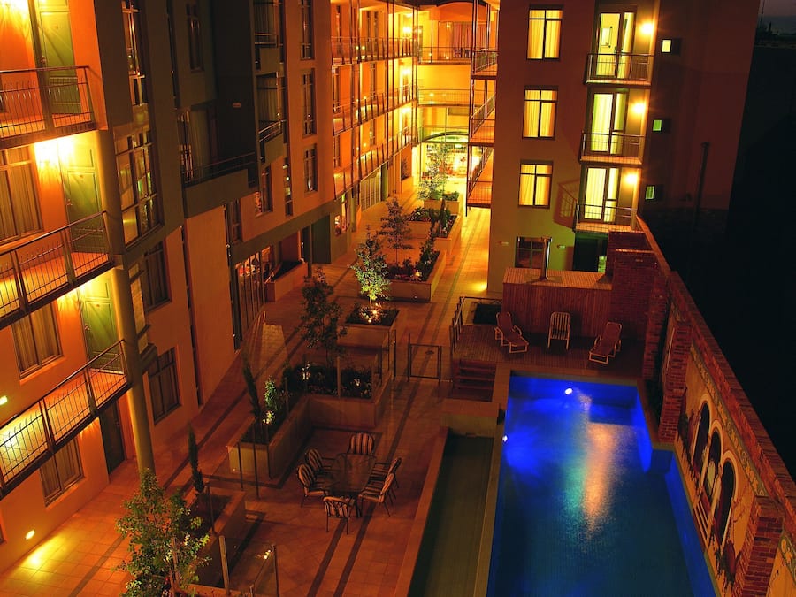 Piscina externa, espreguiçadeiras