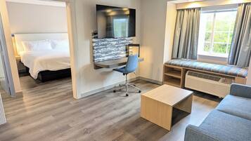 Suite, 1 cama king-size | Secretária, cortinas/cortinados opacos, ferro/tábua de engomar