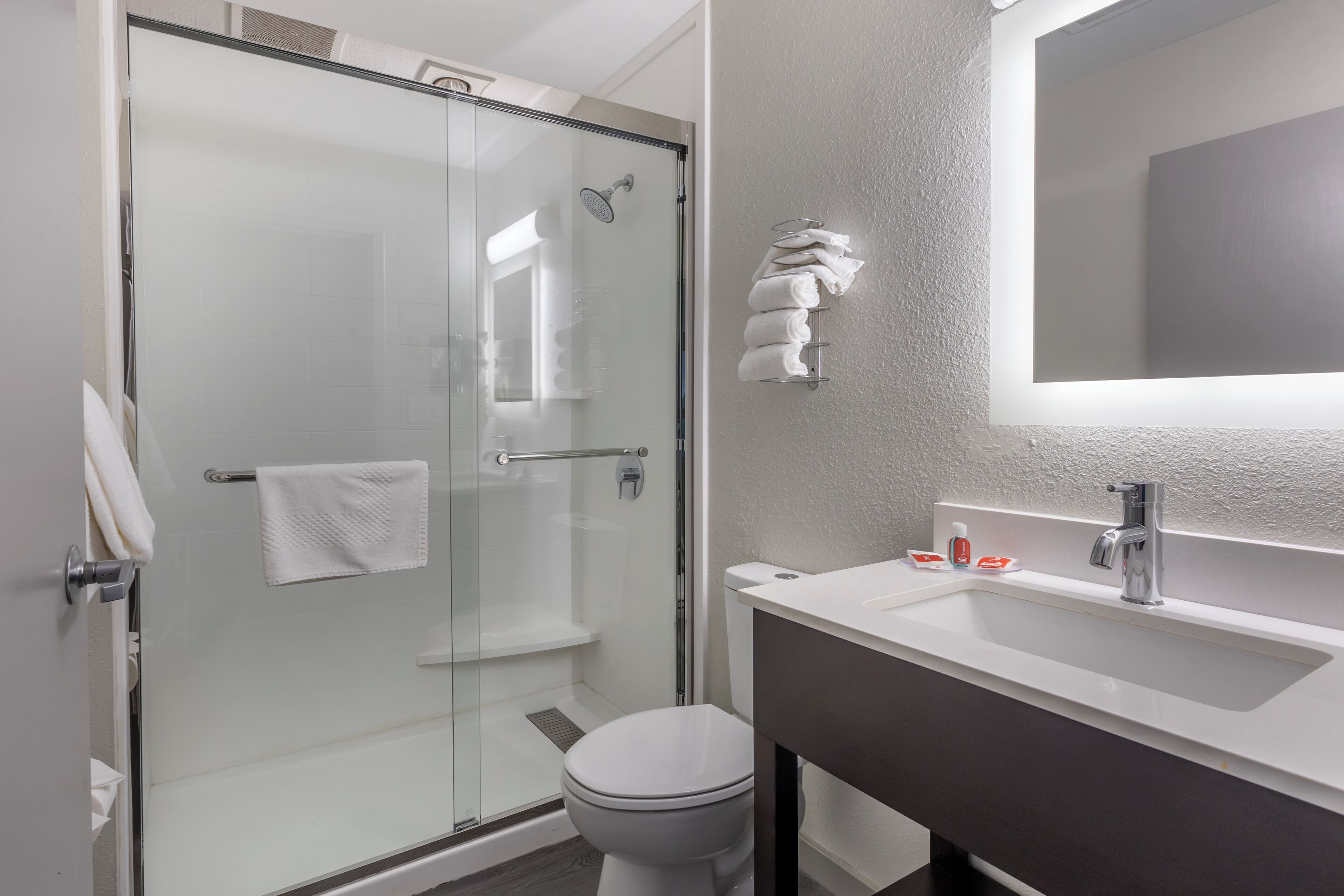 Uma combinação polibã/banheira, artigos de higiene pessoal grátis 