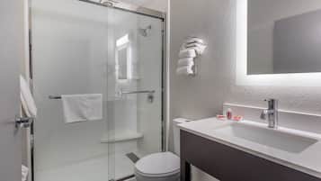 Uma combinação polibã/banheira, artigos de higiene pessoal grátis