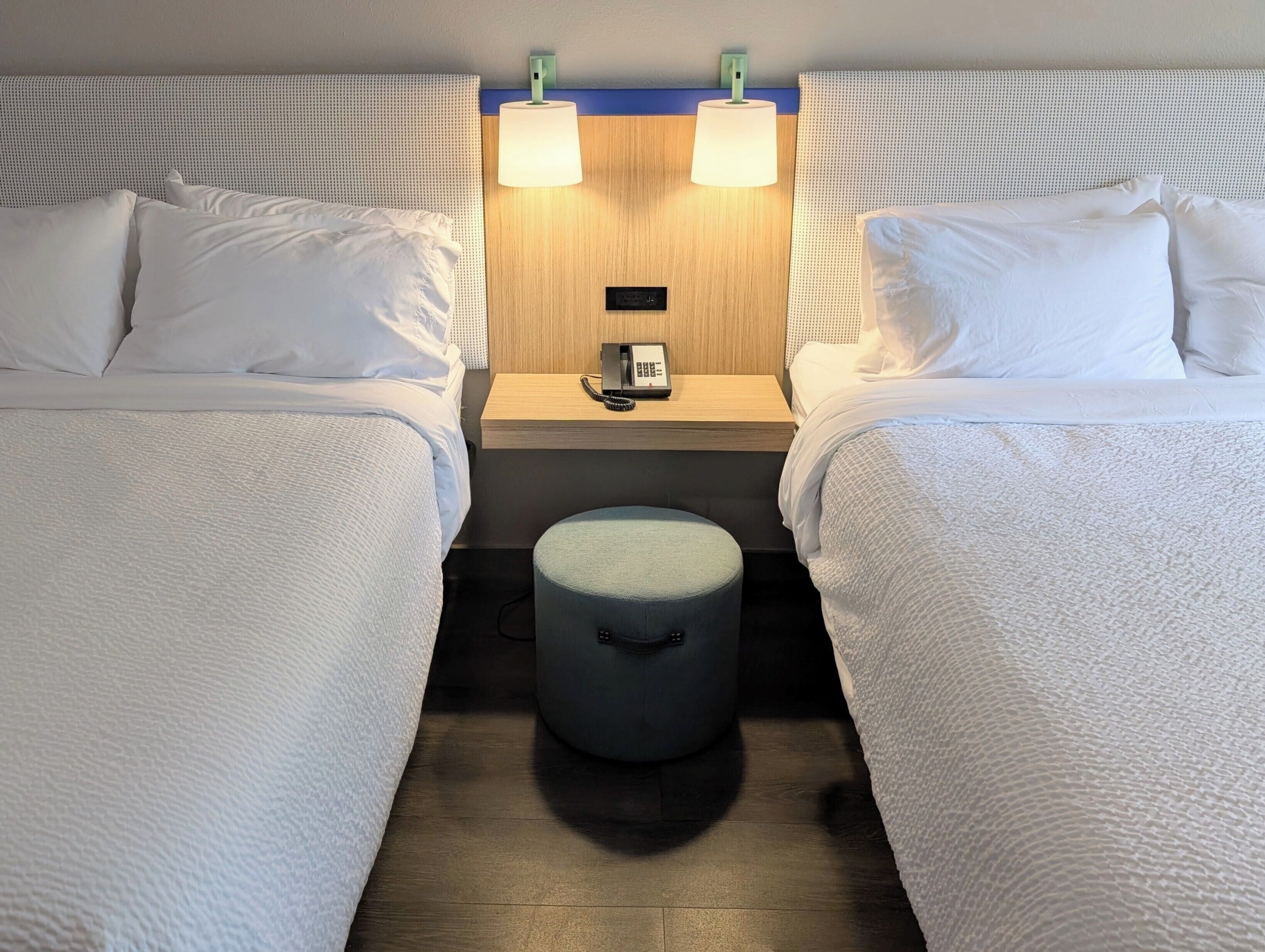 Secretária, cortinas/cortinados opacos, ferro/tábua de engomar 