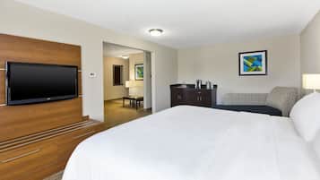 Suite, 1 cama king-size | Cofre no quarto, secretária, ferro/tábua de engomar