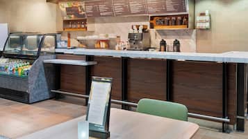Café da manhã feito na hora todos os dias mediante uma taxa