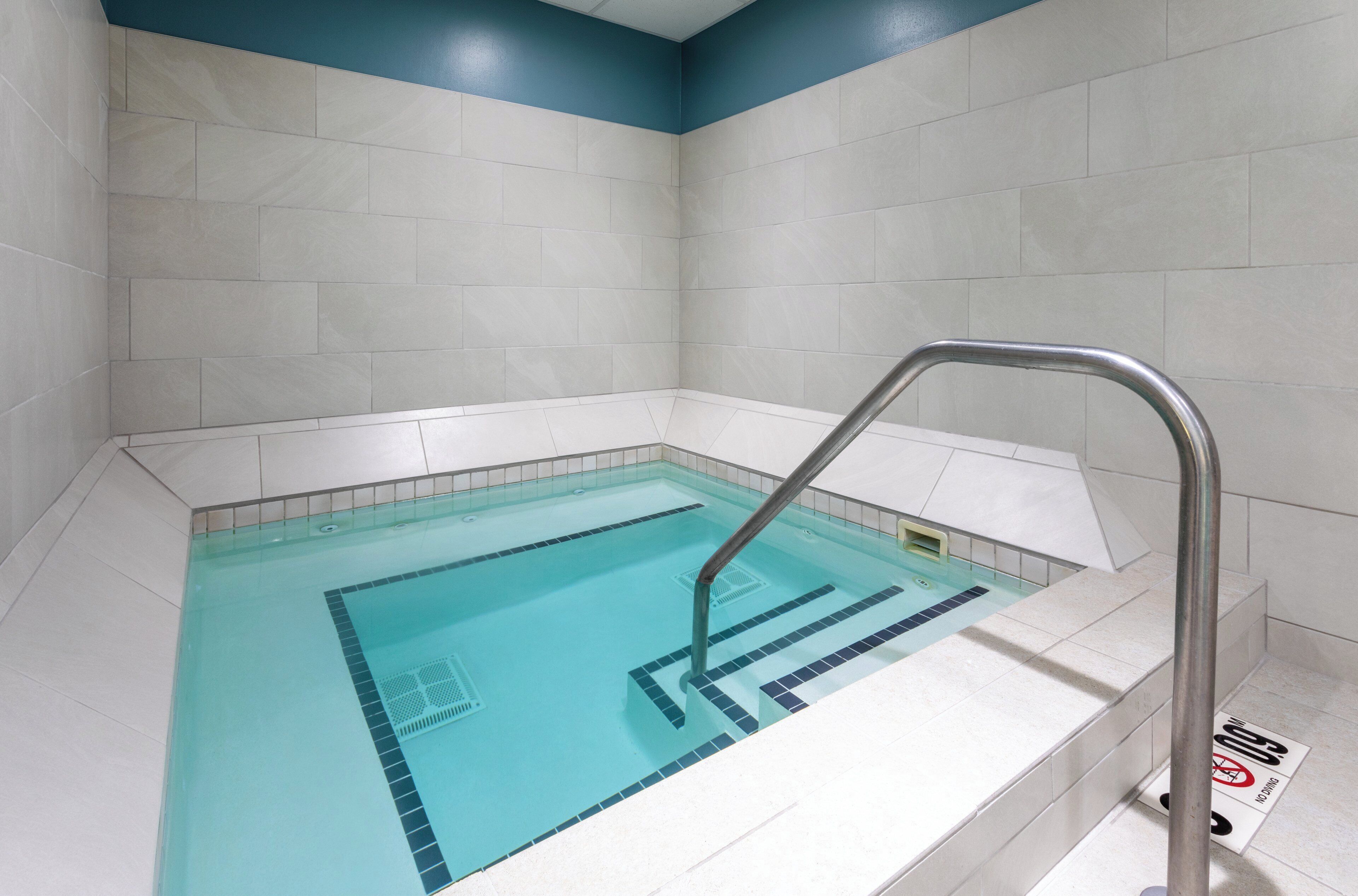 Piscina interna, espreguiçadeiras