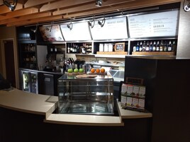 Café da manhã feito na hora todos os dias mediante uma taxa