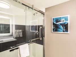 Suíte, 1 cama King, para não fumantes (One Bedroom) | Roupas de cama premium, escrivaninha, cortinas blackout