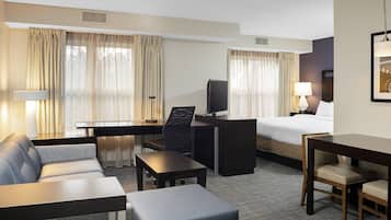 Roupas de cama premium, escrivaninha, cortinas blackout