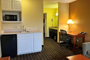 Escrivaninha, espaço de trabalho para notebook, cortinas blackout