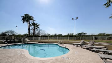 Piscina exterior, da(s) 7:00 à(s) 22:00, espreguiçadeiras