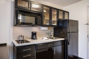 Um frigorífico, um micro-ondas, uma placa de cozinha 