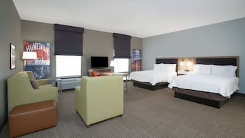 Two queen beds studio suite non smoking | Cofre no quarto, secretária