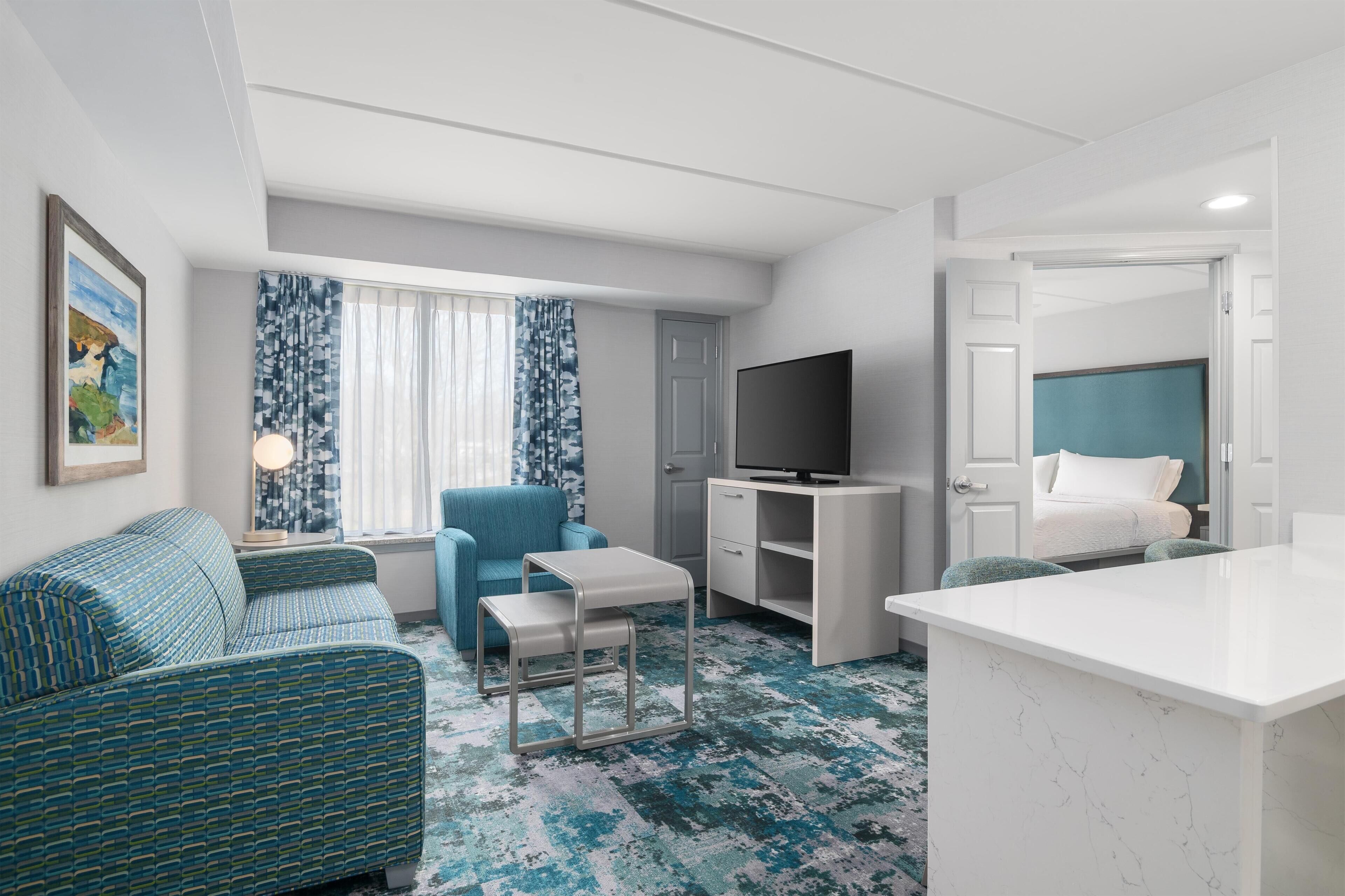 Suite Deluxe, 1 cama king-size e sofá-cama, cozinha | Sala de estar | Televisor LCD de 37 polegadas com canais por cabo, televisor 