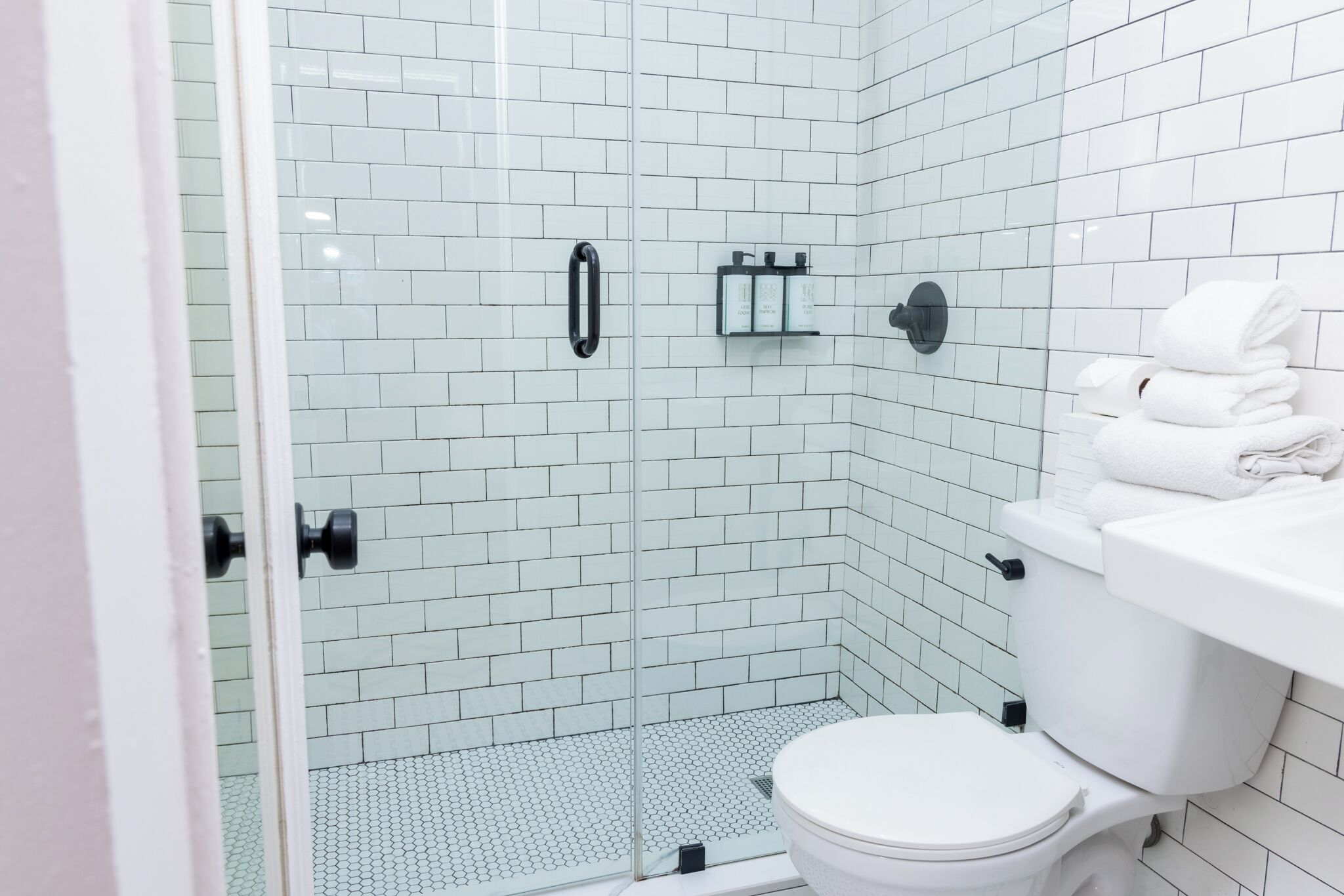 Quarto Duplo Standard, 2 camas de casal | Secretária adequada para computadores portáteis, ferro/tábua de engomar 