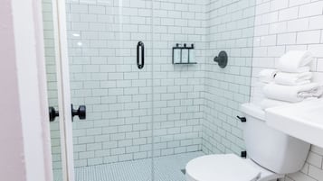 Quarto Duplo Standard, 2 camas de casal | Secretária adequada para computadores portáteis, ferro/tábua de engomar