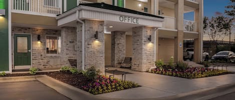 Fachada do alojamento (tarde/noite)