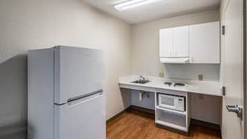 Estúdio, 1 cama queen-size, acessível, não fumadores | Cozinha privada | Um frigorífico/congelador grande, um micro-ondas, uma placa de cozinha