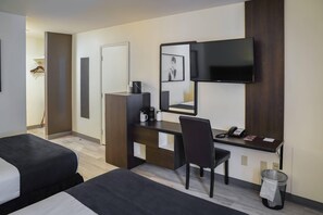 Quarto Standard, 2 camas de casal, não fumadores | Roupa de alta qualidade, camas de colchão pillowtop, secretária 