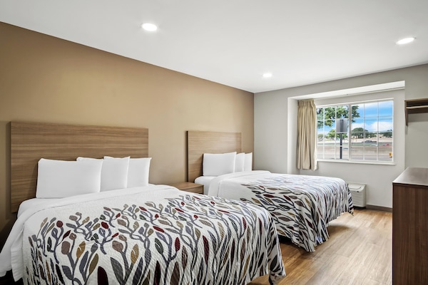 Quarto Deluxe, 2 camas queen-size, polibã adaptado para cadeiras de rodas, não fumadores | Secretária, cortinas/cortinados opacos, ferro/tábua de engomar