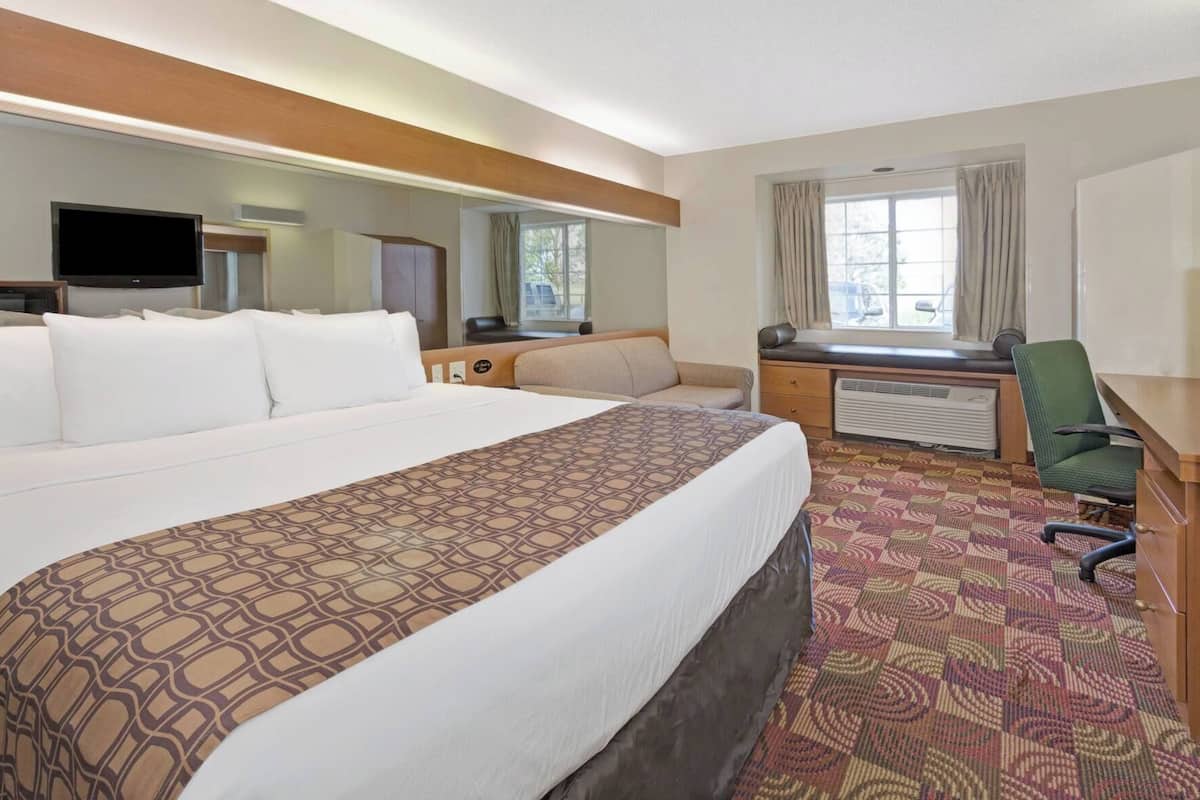Escrivaninha, berço de viagem, Wi-Fi de cortesia, roupa de cama