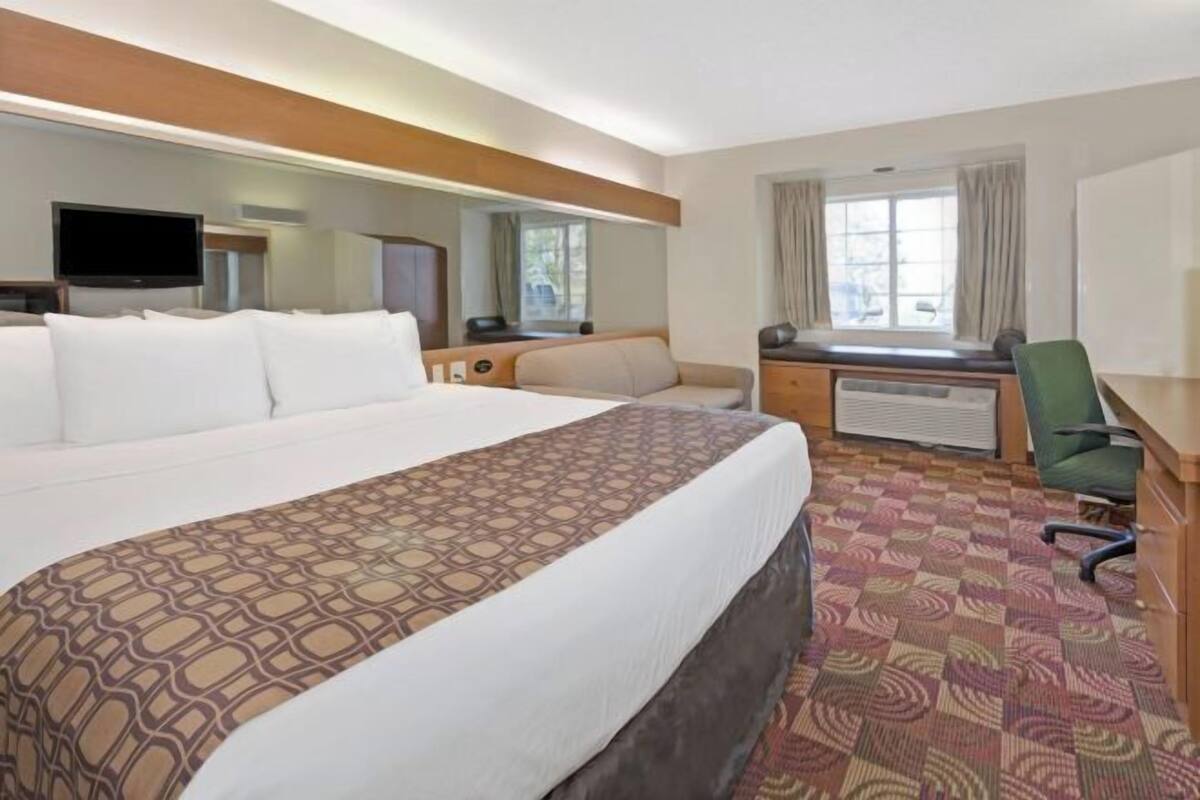 Escrivaninha, berço de viagem, Wi-Fi de cortesia, roupa de cama