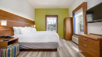 Cofres nos quartos, escrivaninha, ferros/tábuas de passar roupa