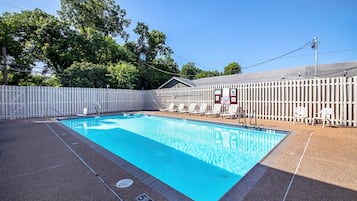 Piscina exterior, da(s) 10:00 à(s) 22:00, guarda-sóis, espreguiçadeiras