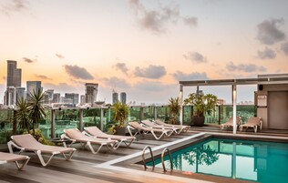 Piscina externa sazonal, funciona das 10h às 17h, guarda-sóis