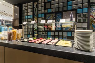Pequeno-almoço tipo buffet diário mediante uma taxa