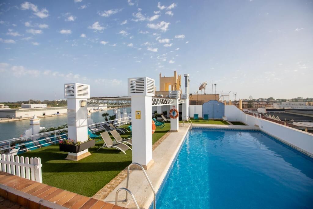Piscina externa, funciona das 10h às 21h, guarda-sóis, espreguiçadeiras