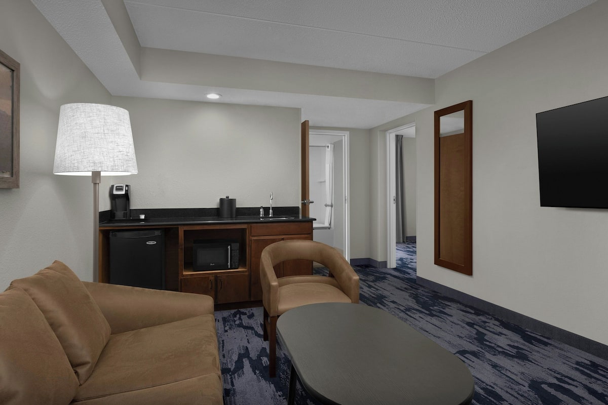 Suite, 1 cama king-size e sofá-cama (Hearing Accessible) | Sala | Smart TV de 55 polegadas com canais por cabo, Netflix
