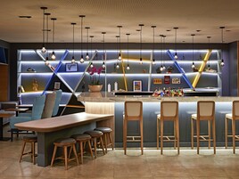 Café da manhã, almoço e jantar; culinária internacional 