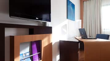 Minibar, cofre no quarto, secretária, cortinas/cortinados opacos