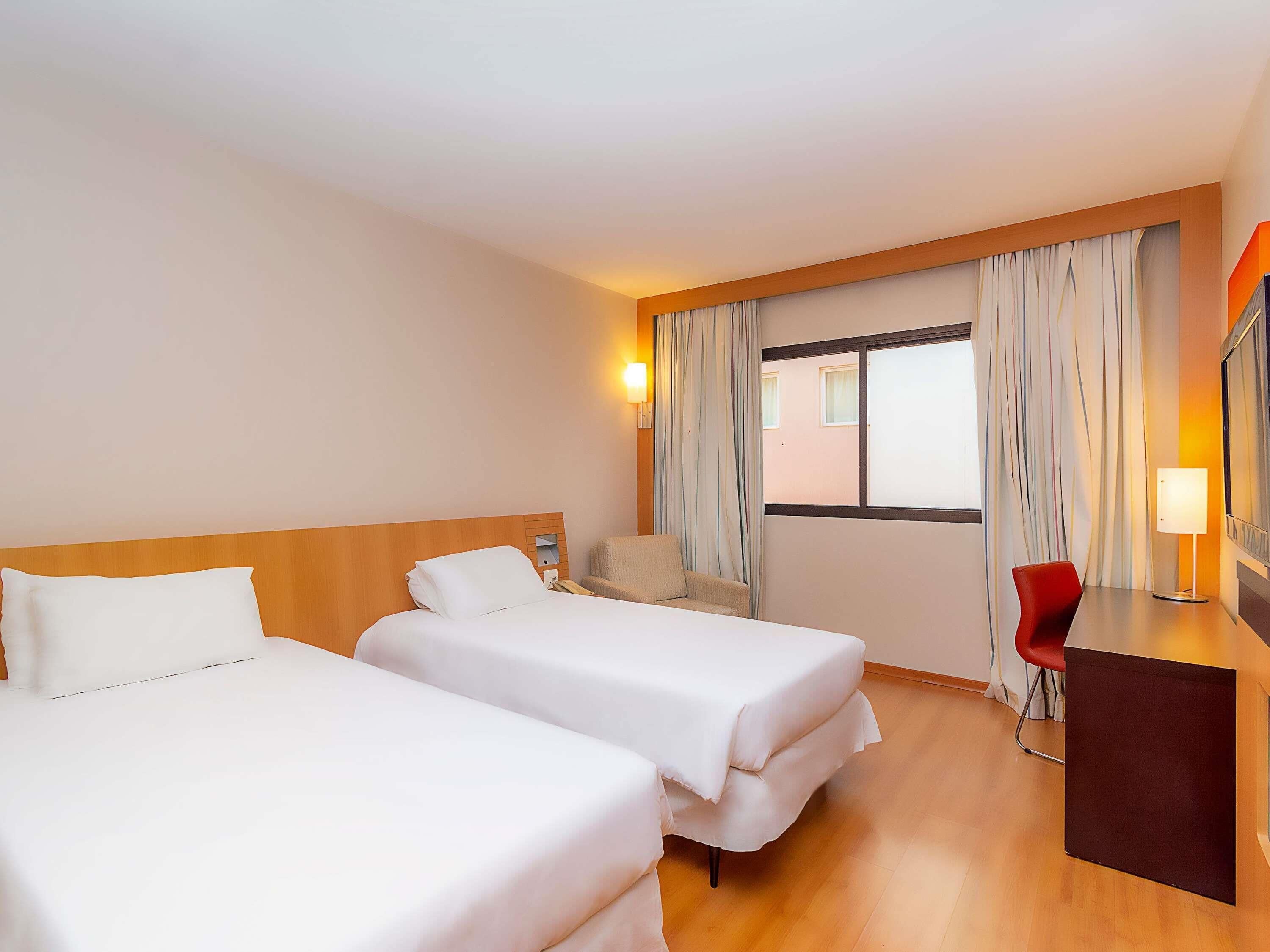 Quarto superior, 2 camas de solteiro | Frigobar, cofres nos quartos, escrivaninha, cortinas blackout