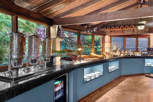 Café da manhã, almoço e jantar; culinária internacional 