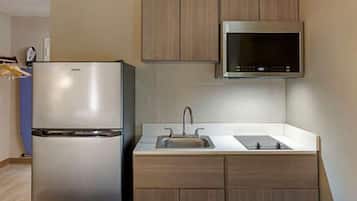 Geladeira grande, micro-ondas, cooktop, cafeteira/chaleira