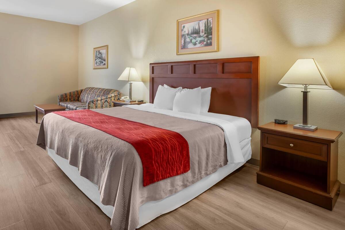 Quarto Standard, 1 cama king-size, não fumadores, banheira de hidromassagem | Secretária, secretária adequada para computadores portáteis 