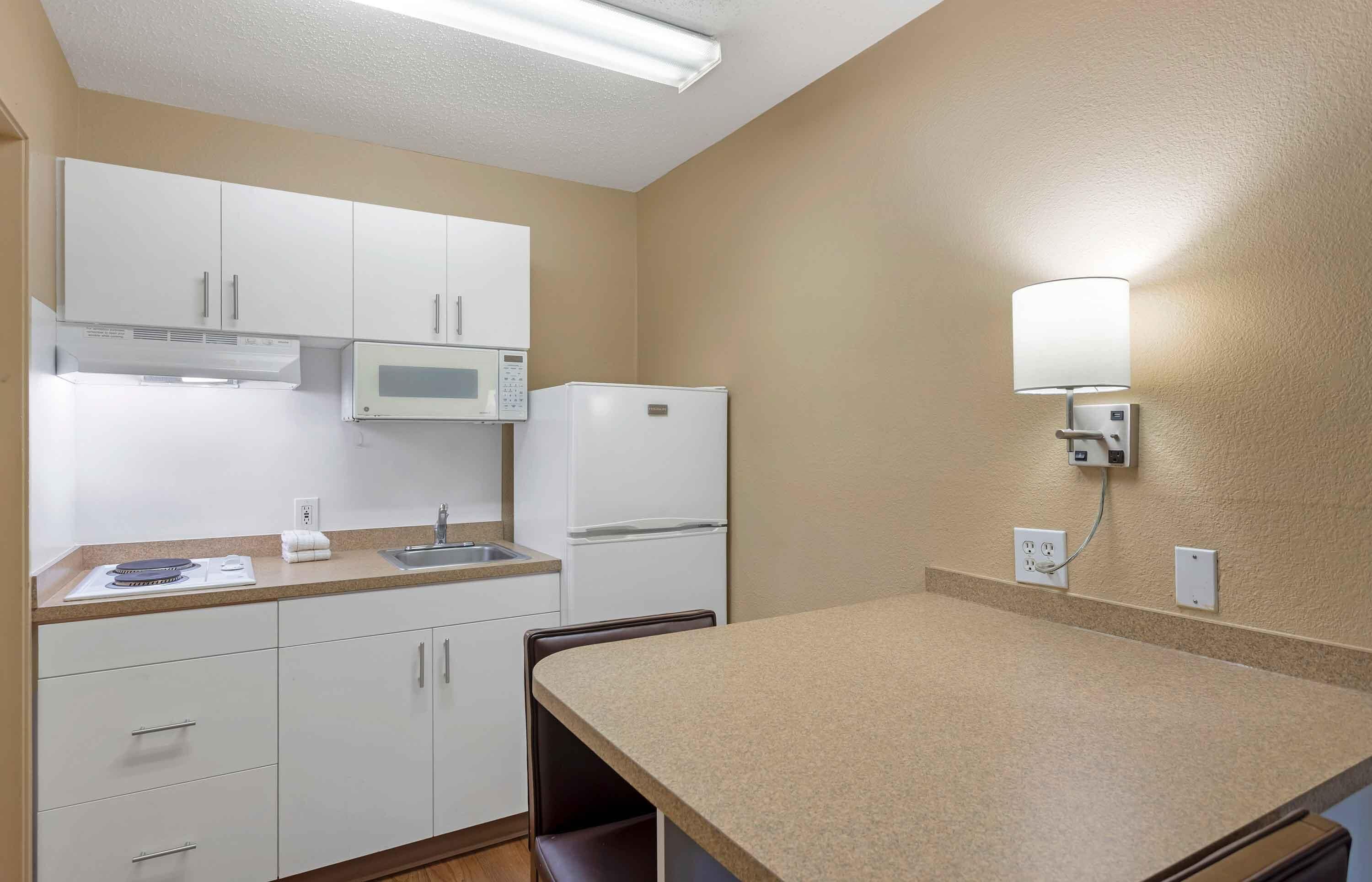 Suite, 1 cama king-size, não fumadores | Cozinha privada | Um frigorífico/congelador grande, um micro-ondas, uma placa de cozinha 
