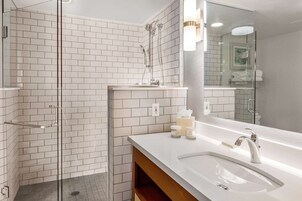 Suíte executiva, 1 cama King e sofá-cama (1 Bedroom) | Chuveiro